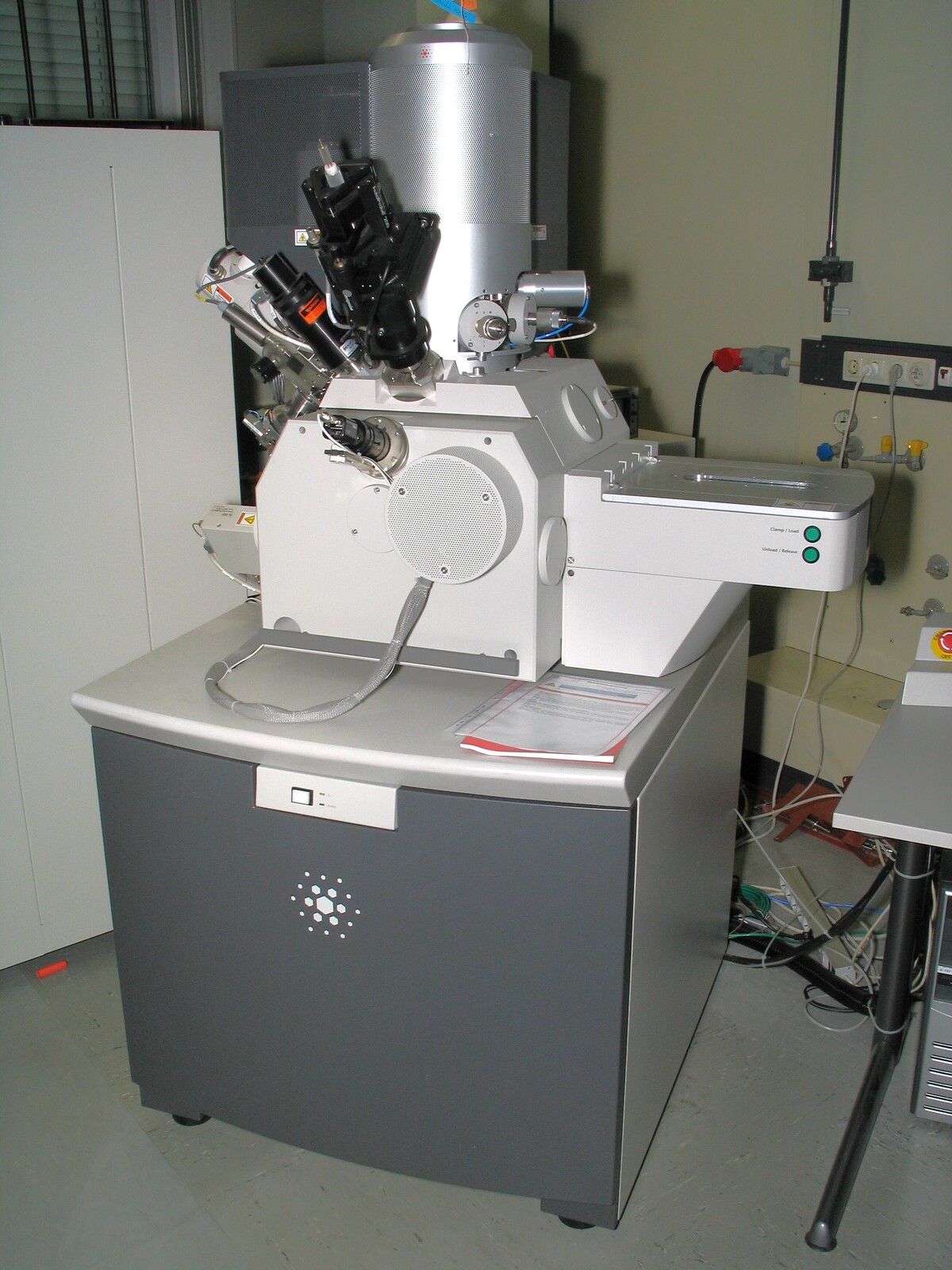 KIT - LEM - Equipment - FIB - FEI Strata 400S